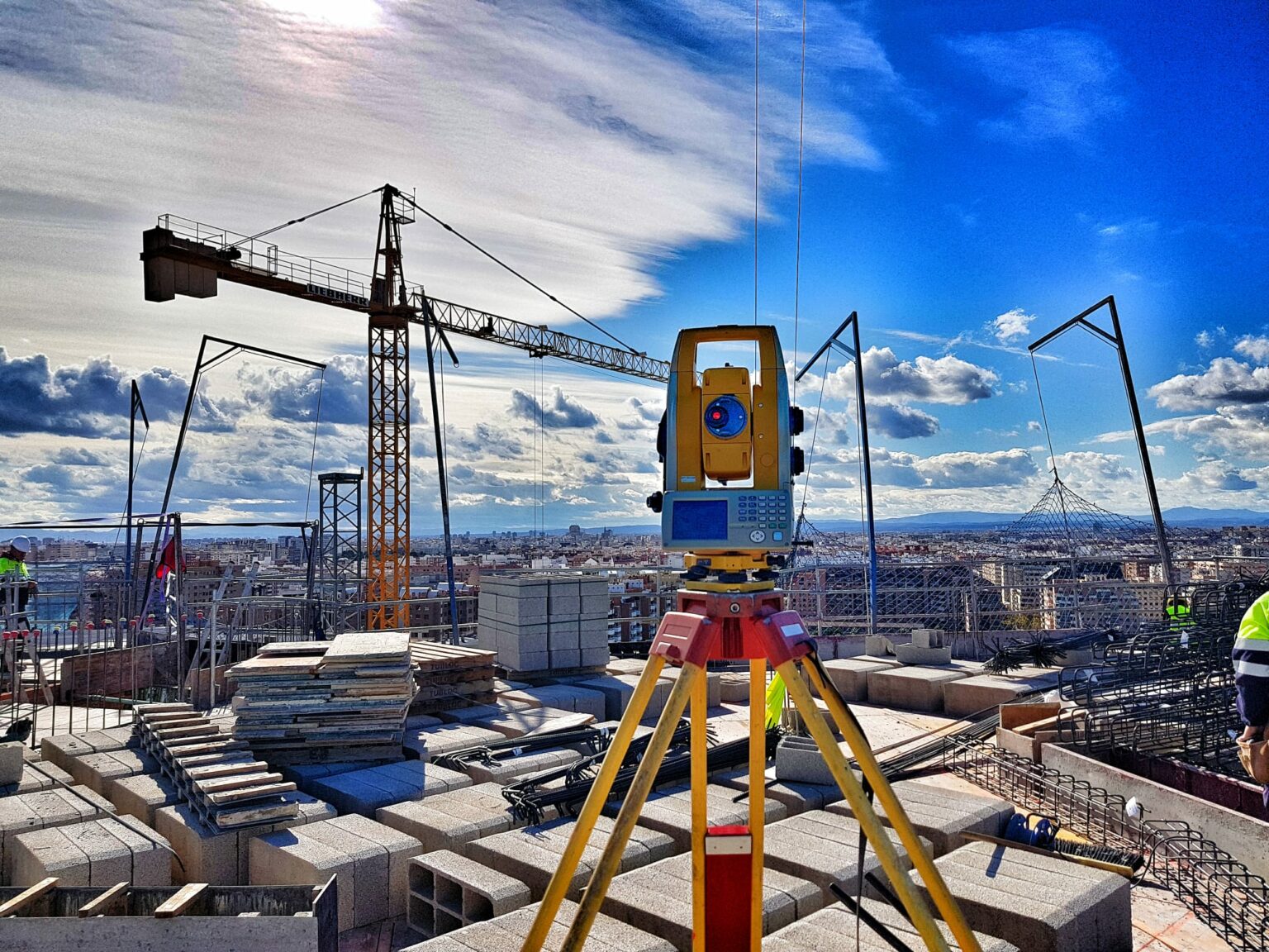Uso de taquímetro topográfico - Global - Mediterránea&Geomática